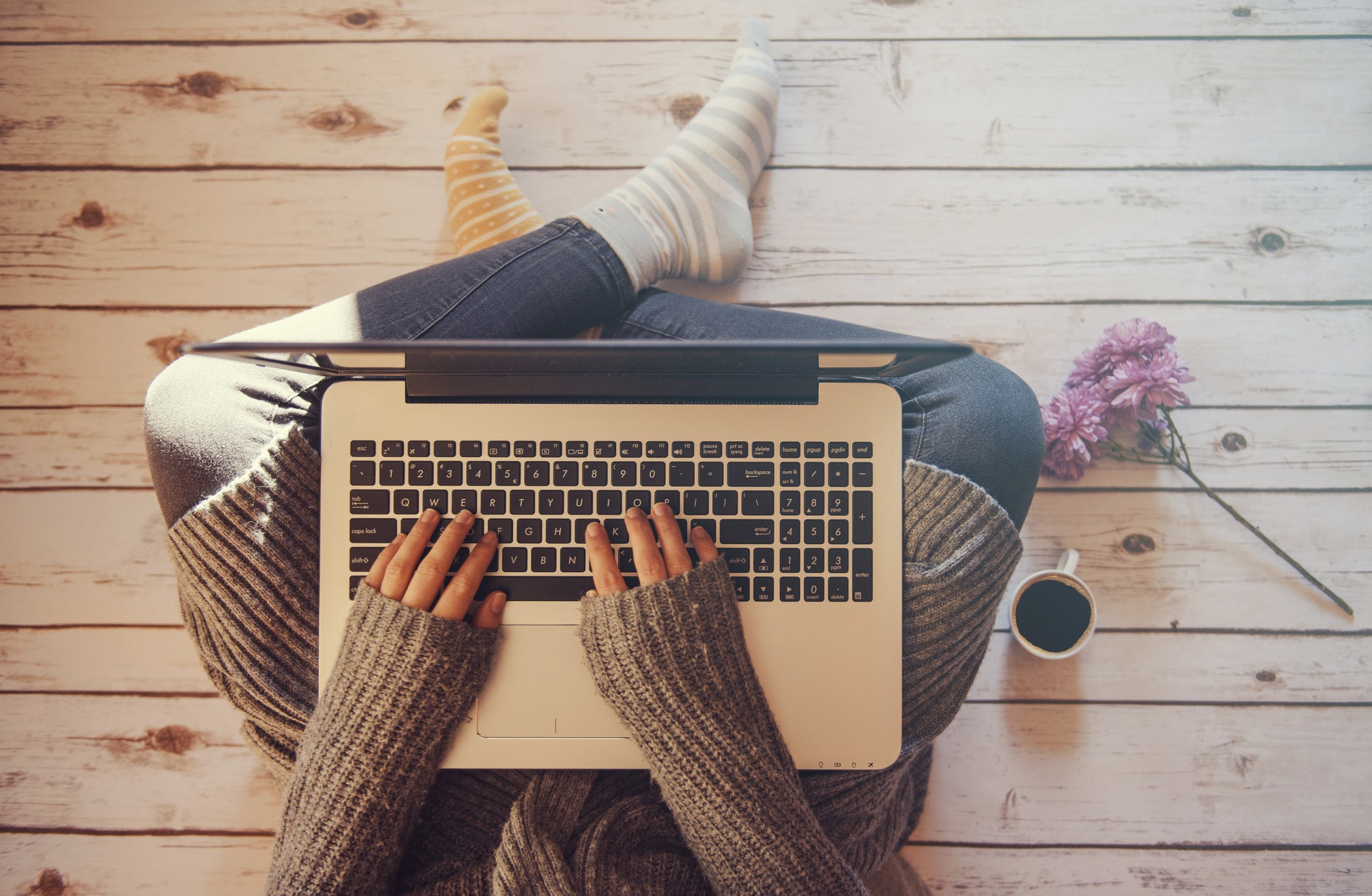 Why a Laptop Lap Desk is More Comfortable – UncagedErgonomics